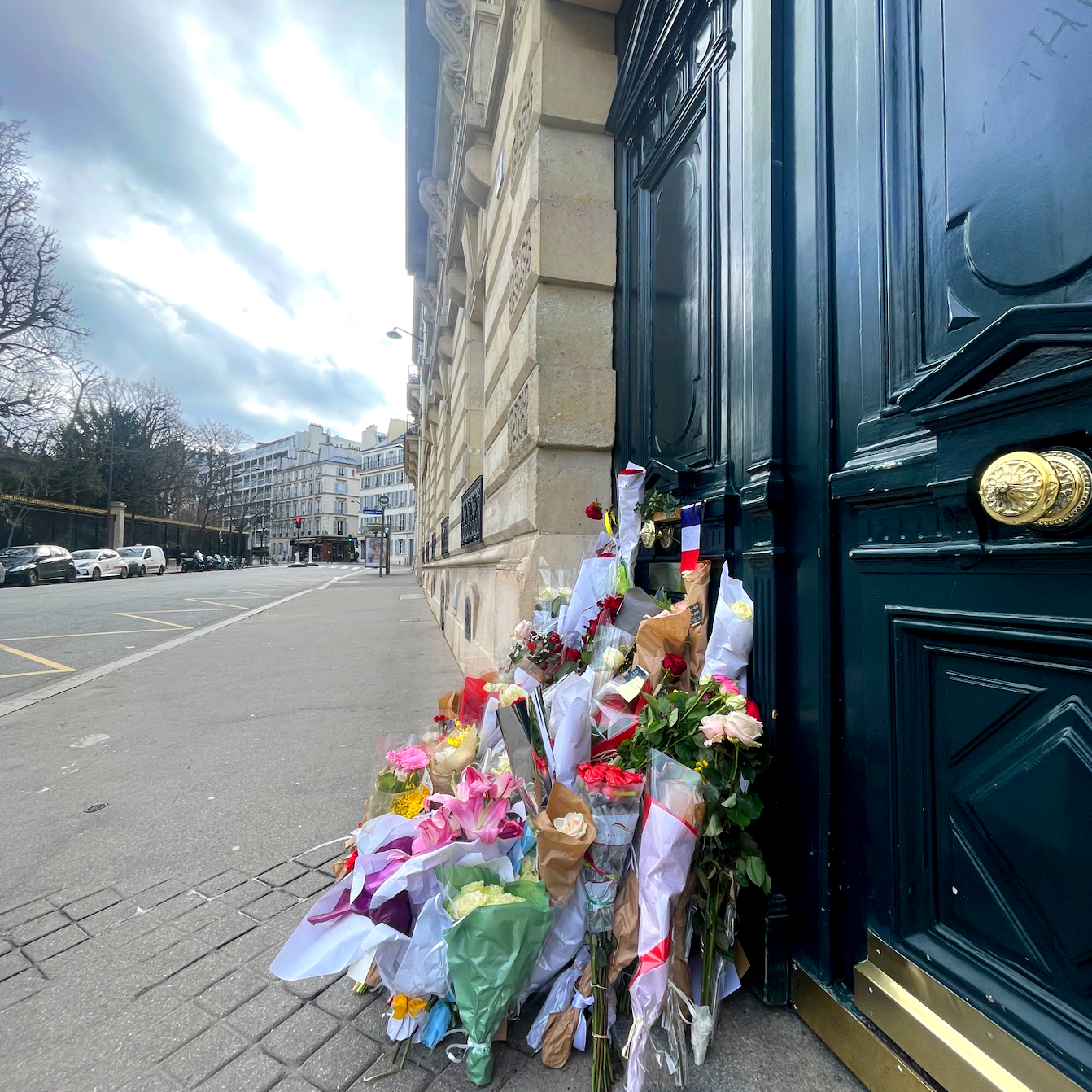 La dernière porte de Robert Badinter fleurie par les français - Ariel World